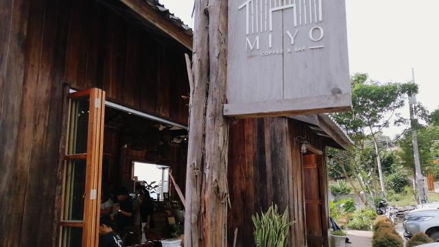 Best Coffee Shop & Restaurant del Mundo – ST UnWoked & UnVaxxed!